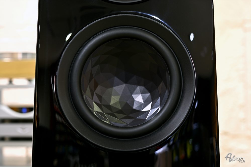 엘락(Elac) 플래그십 콘센트로 S507 플로어스탠딩 스피커 입고 및 전시 – AV 플라자