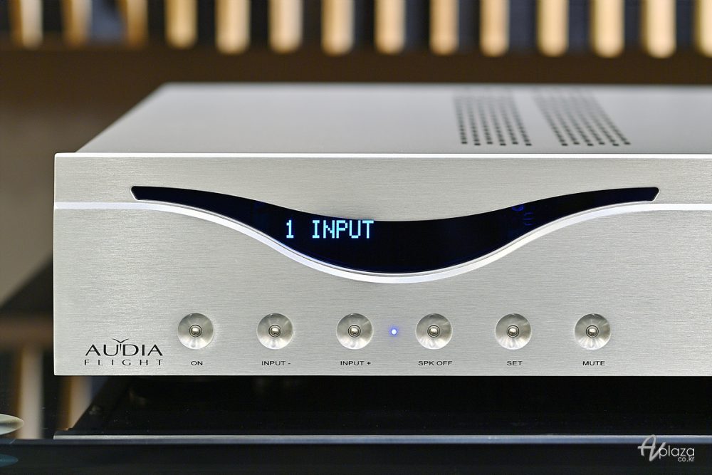 오디아 플라이트(Audia Flight) FL3S(FL Three S) 인티앰프 입고 및 전시 – AV 플라자